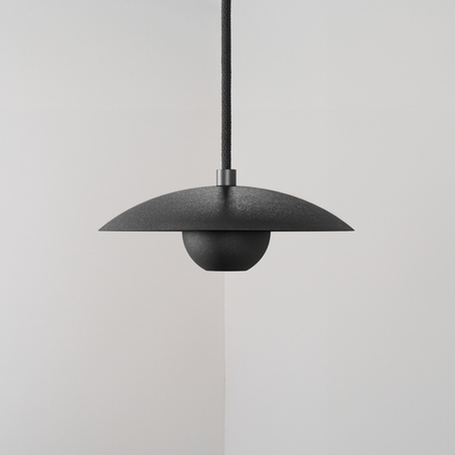 Suspension luminaire design : suspension plate noire, blanche…